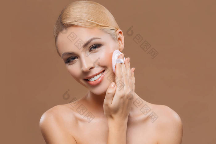 美丽的幸福的女人与完美的皮肤应用化妆粉粉图片 包图网企业站