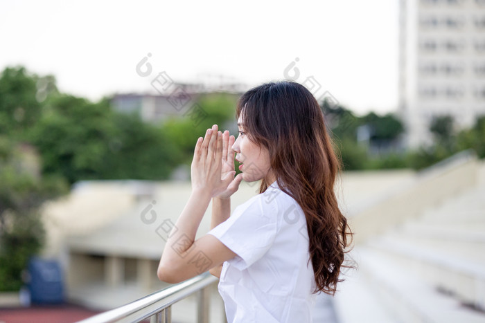 在校园里的女大学生 包图企业站