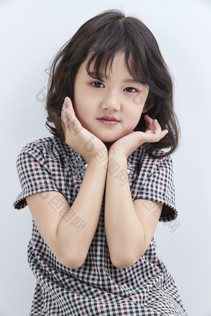 白色色背景的可爱的亚洲小女孩儿童图片-包图网企业站