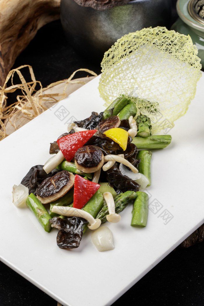 芦笋羌爆山珍菌摆放在樟木砧板上图片-包图网企业站