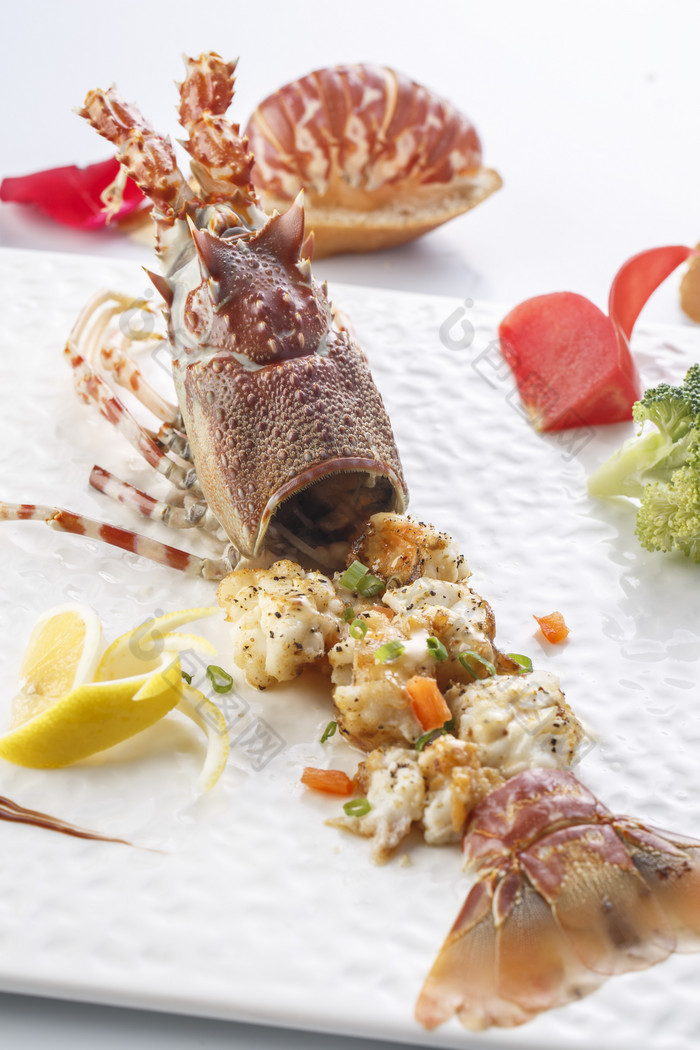 白色瓷盘装的铁板玫瑰龙虾球图片-包图网企业站