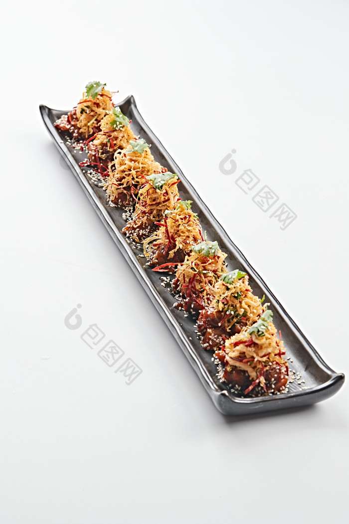 黑色长石盘装的油炸酸菜猪月牙骨图片-包图网企业站