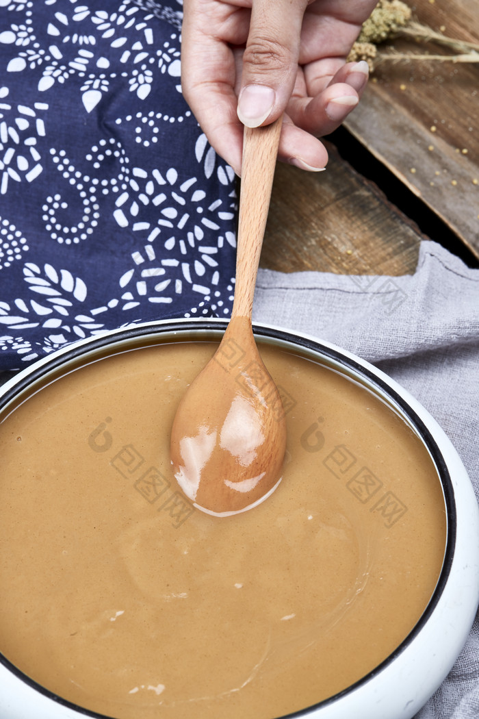 瓷盆装的冲泡熟的豆面糊糊图片-包图网企业站