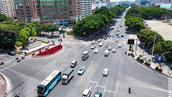 福建泉州城市交通车辆行驶城市大道图片-包图网企业站