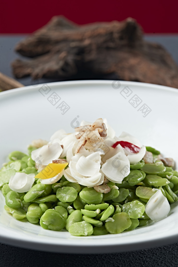 五花肉片彩椒百合小炒青蚕豆图片-包图网企业站