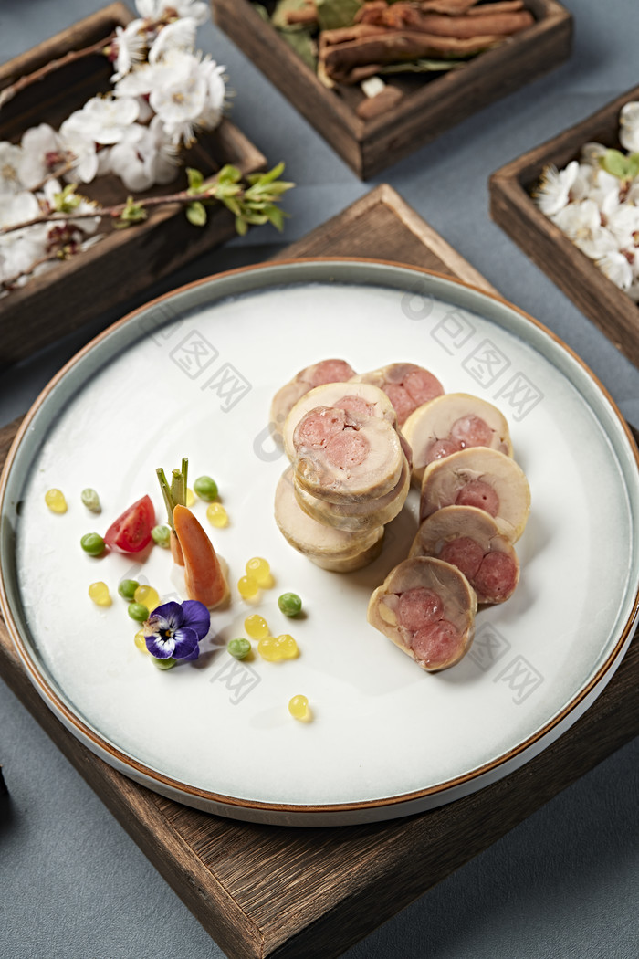 鸡腿肉广式腊肠卷切片图片-包图网企业站