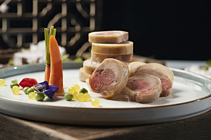 鸡腿肉广式腊肠卷切片图片-包图网企业站