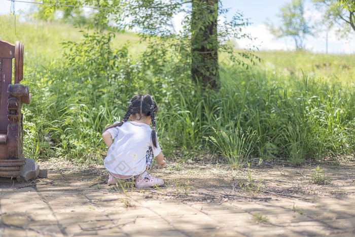 夏天树影下玩耍的孩子图片-包图网企业站