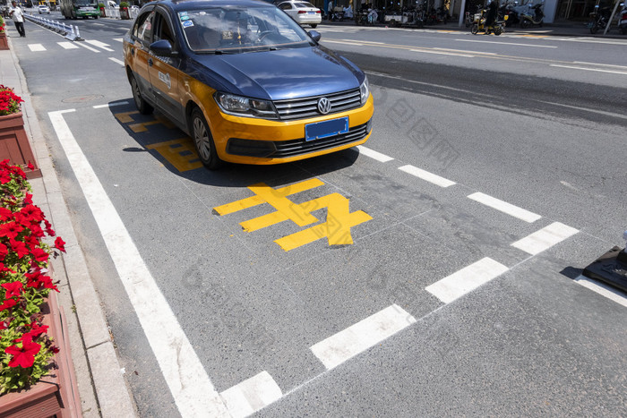 城镇停车位上的出租车图片-包图网企业站