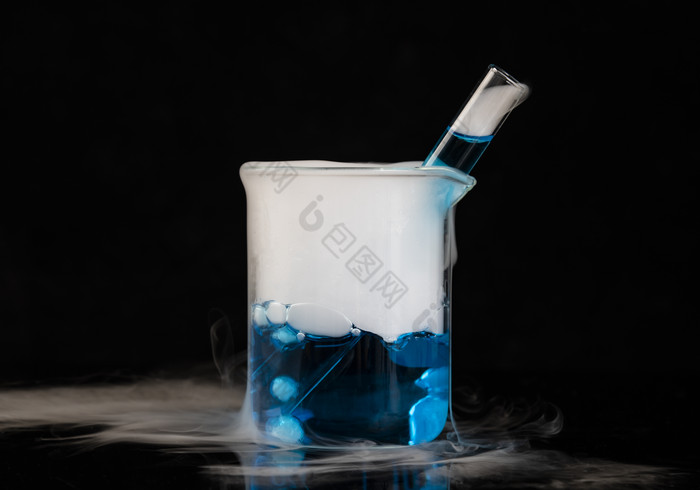 在液体里冒出雾气的干冰图片-包图网企业站