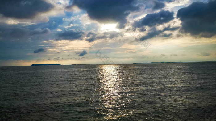 湖面波光日落晚霞倒影图片-包图网企业站