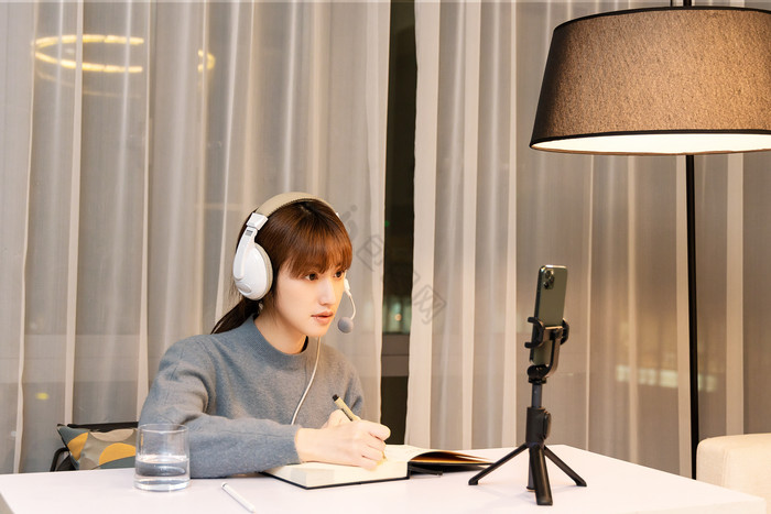 女生上网图片-女生上网素材免费下载-包图网