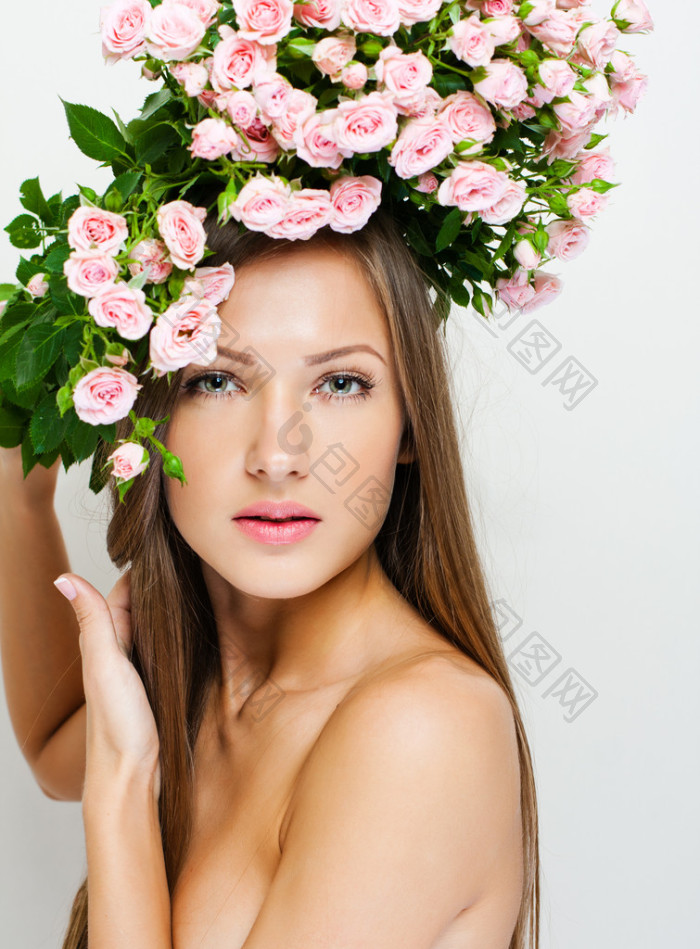 一个美丽的女人带在头上的花环的特写肖像图片 包图网企业站 8731