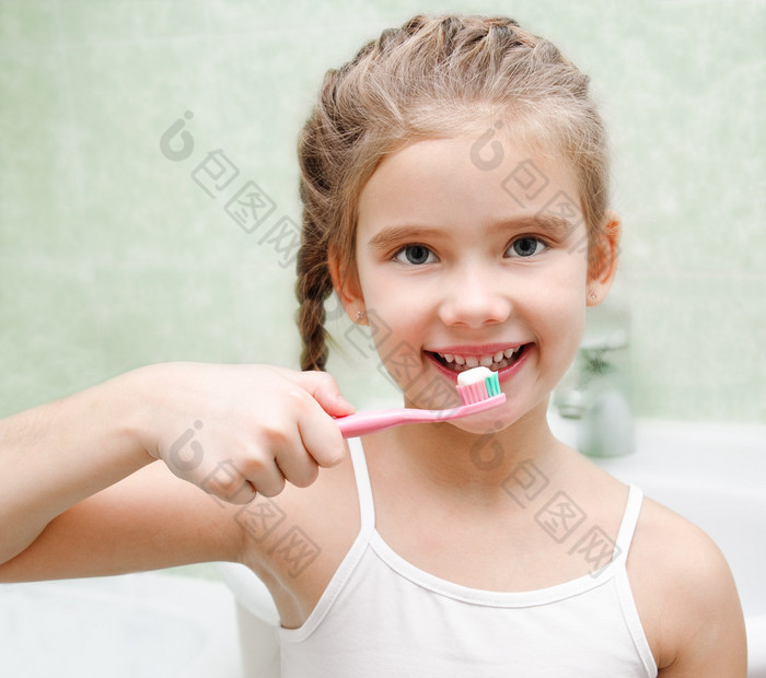 微笑的可爱小女孩刷牙图片-包图网企业站
