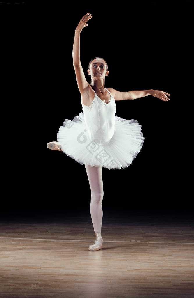 在黑色背景上的美丽古典舞蹈图片-包图网企业站
