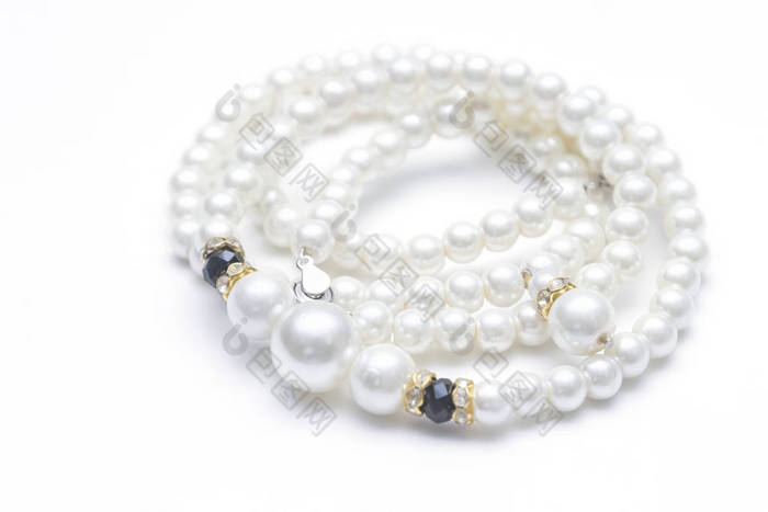 孤立在白色的珍珠项链图片-包图网企业站