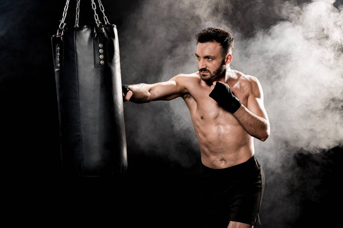 英俊的短拳打在黑色的烟雾打气筒图片-包图网企业站