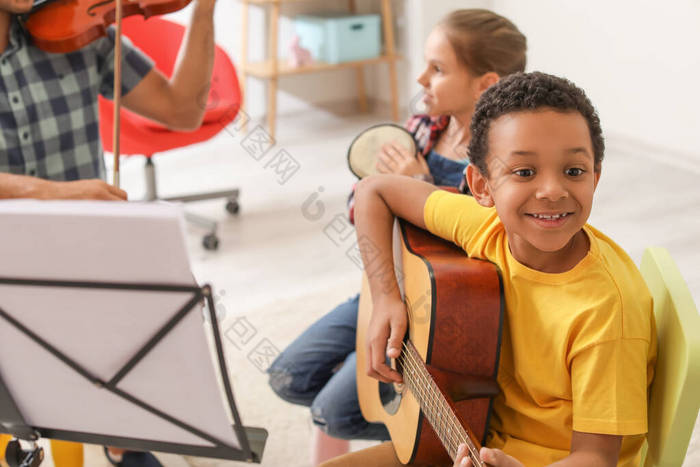 音乐学校里可爱的小孩图片-包图网企业站
