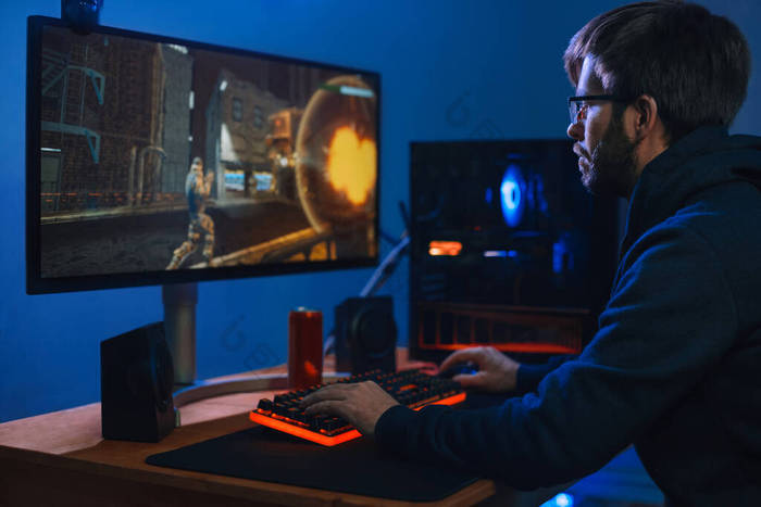 年轻的白种人职业游戏玩家在他家里的房间里图片-包图网企业站