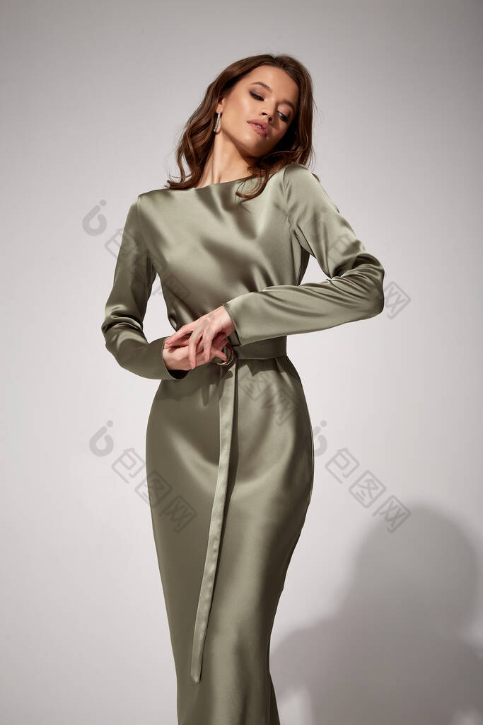 美丽的黑发女人奢华的生活华丽的妆容自然的图片-包图网企业站