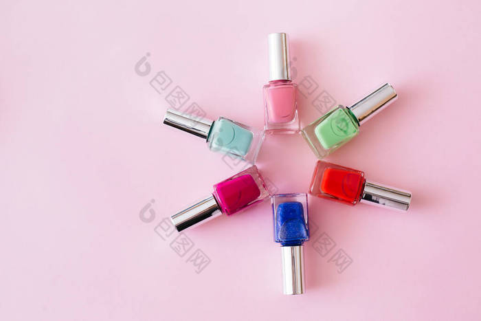 一盒瓶瓶五颜六色的指甲油涂在粉红的背景上-包图企业站