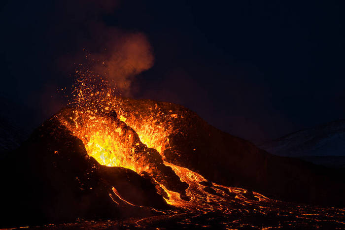 冰岛雷克雅未斯半岛山上火山的爆发地点图片-包图网企业站