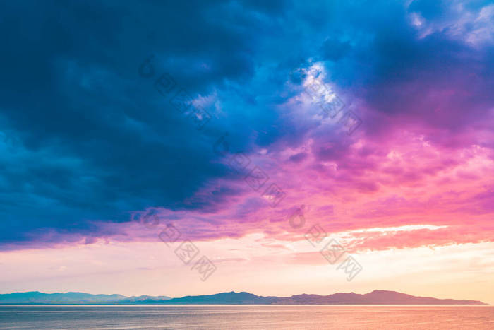 海上灿烂美丽的日出海面上一片五彩斑斓的天图片-包图网企业站