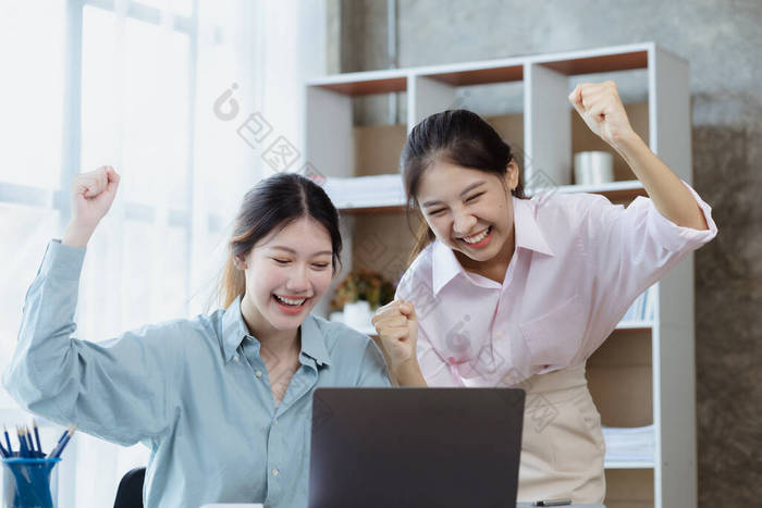两名女性在笔记本电脑上显示出喜悦和数据两图片 包图网企业站