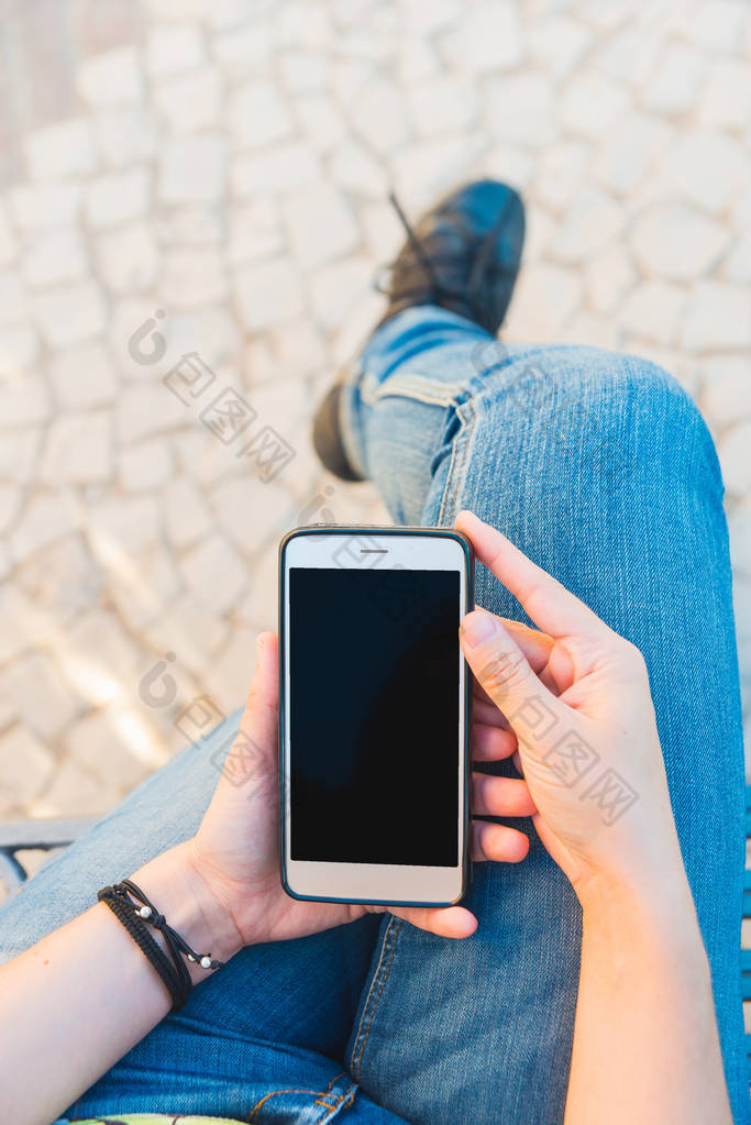 女孩看手机图片-包图网企业站