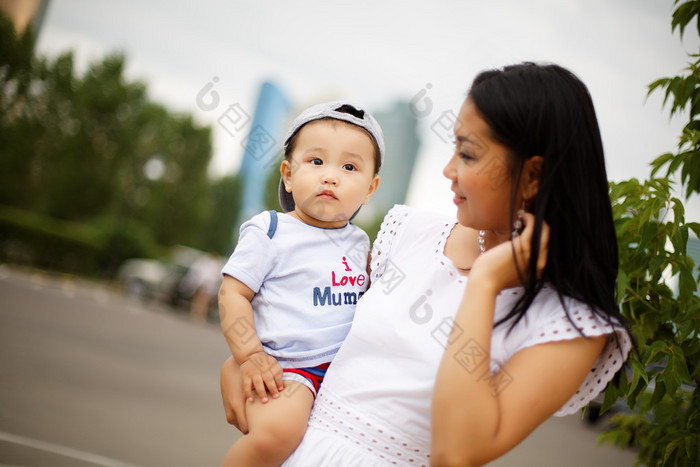 可爱的小男孩与妈妈和爸爸在公园散步图片 包图网企业站