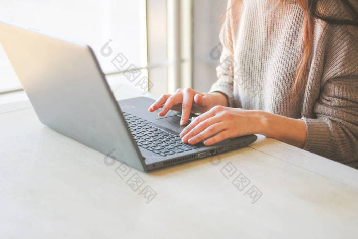 在家工作或在办公室工作的妇女手键盘笔记本图片-包图网企业站