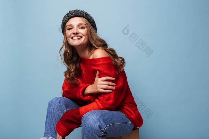 年轻漂亮的微笑的女人与波浪形的头发在帽子图片-包图网企业站