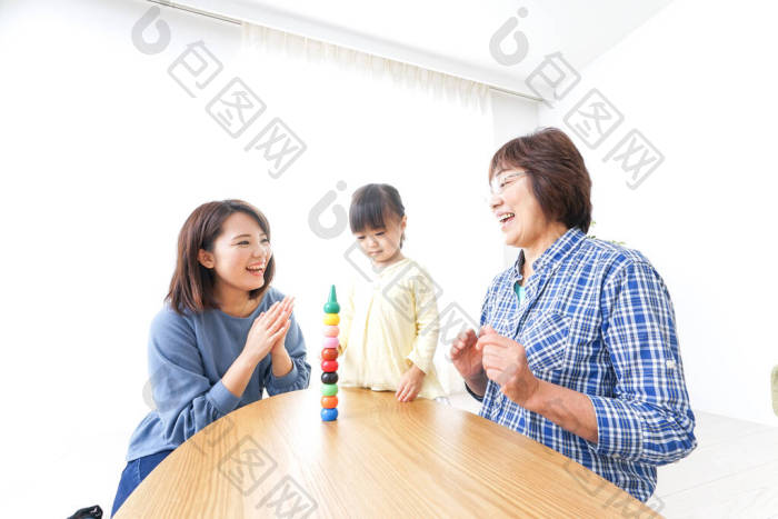 快乐的孩子在家玩耍玩具飞机的小男孩暑假和图片 包图网企业站eow 0520