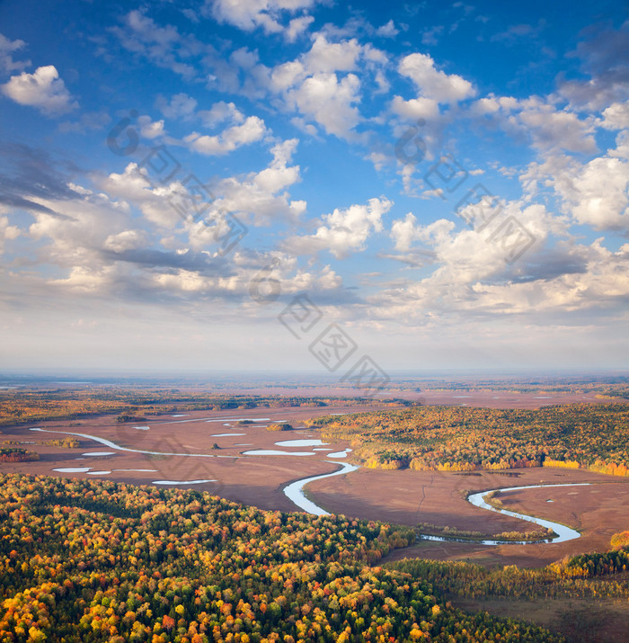 到秋天的森林河流的顶视图图片-包图网企业站