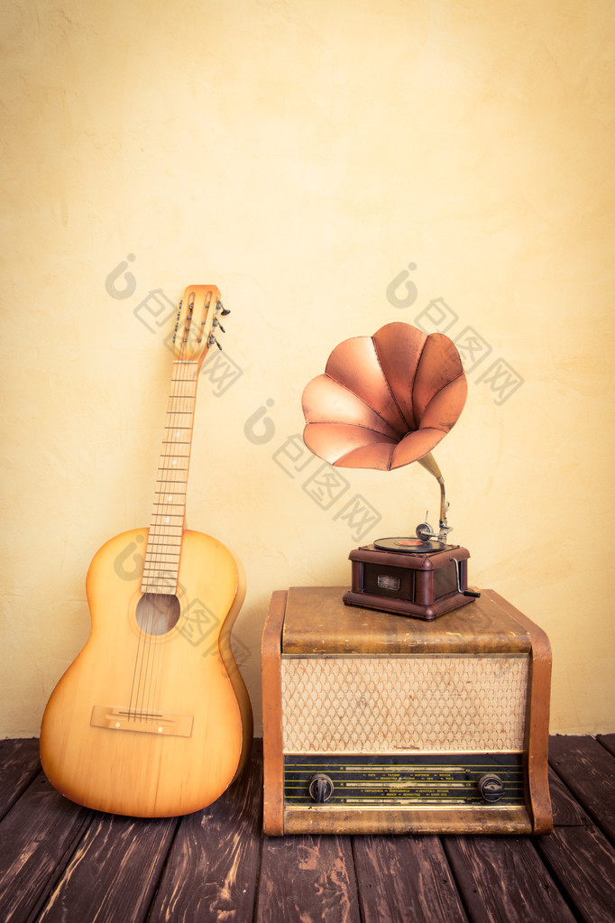 老式收音机留声机和吉他图片-包图网企业站