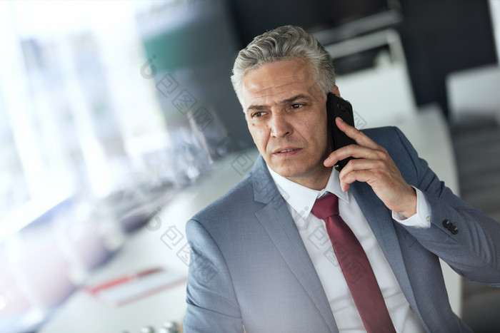 公司手机打电话的老板图片-包图网