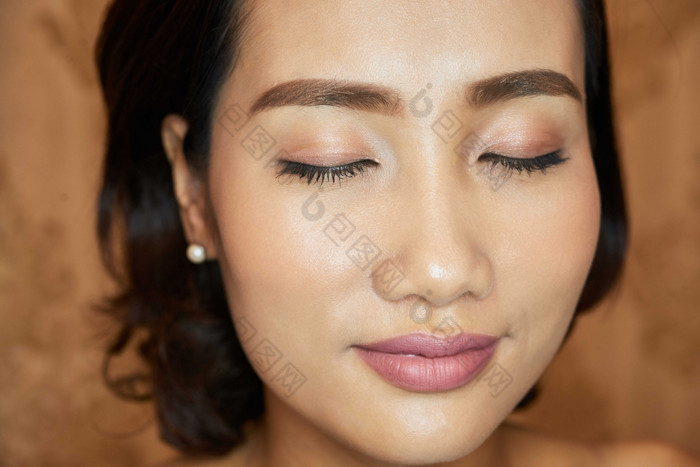 暖色做面部护理的女人摄影图图片 包图网