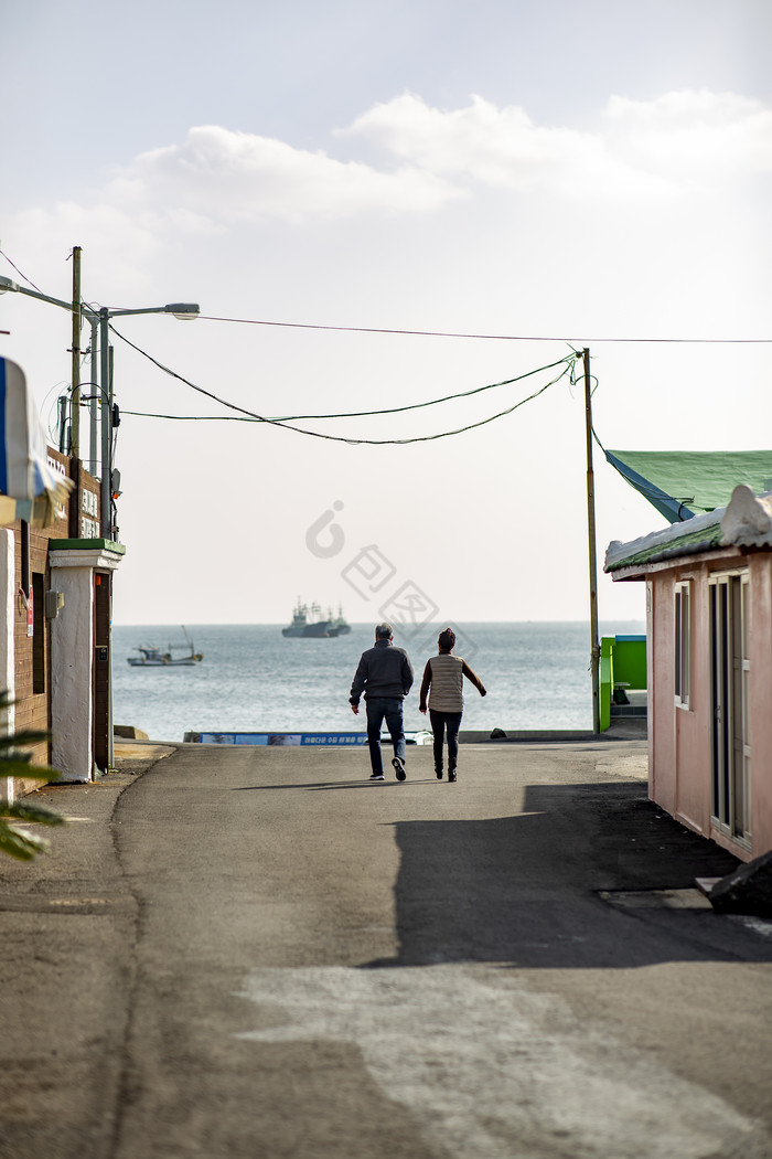 老人散步图片-老人散步素材免费下载-包图网