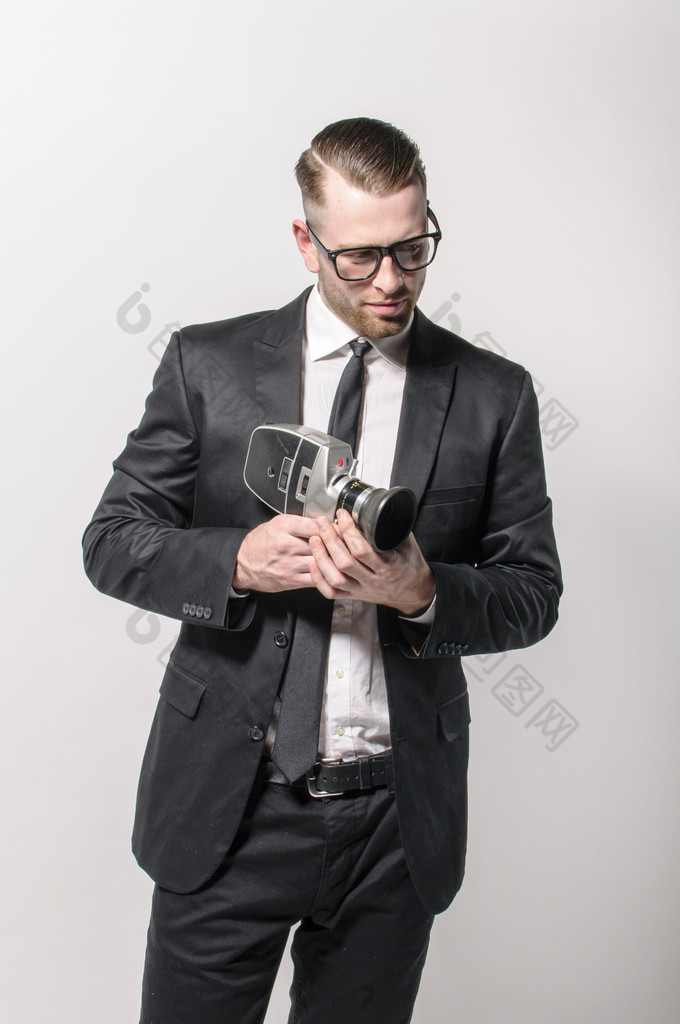 很酷的年轻人举行相机图片 包图网企业站