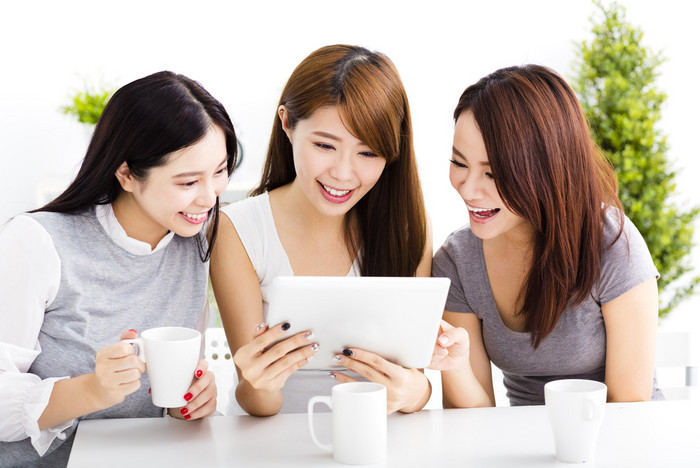 看这款平板电脑在客厅里的快乐高级夫妇图片 包图网企业站