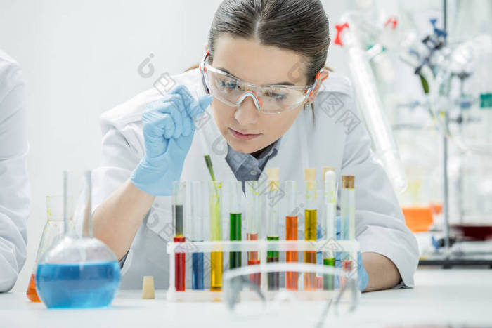 女科学家在实验室里图片 包图网企业站 9187