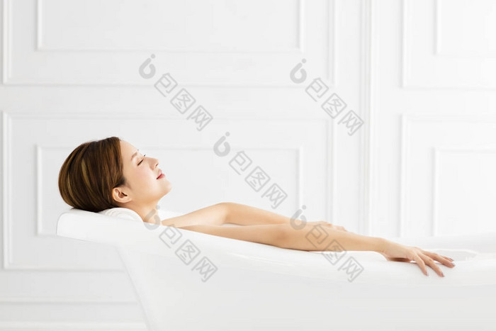 在浴缸里放松的年轻美丽的妇女图片 包图网企业站