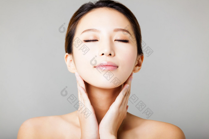 特写年轻美丽的女人的脸图片 包图网企业站