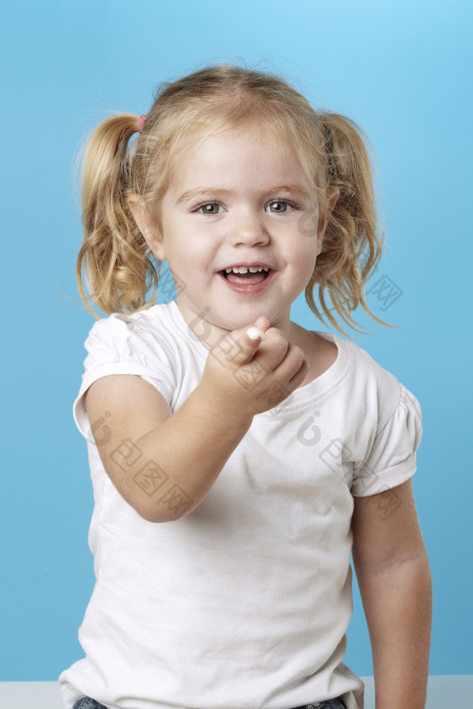 快乐的小女孩图片-包图网企业站