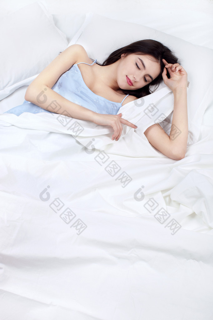 孤独的女人在床上缺少她的搭档的顶视图睡美图片 包图网企业站