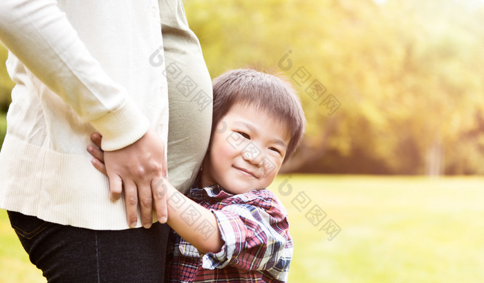 亚洲孕妇和她的儿子图片 包图网企业站