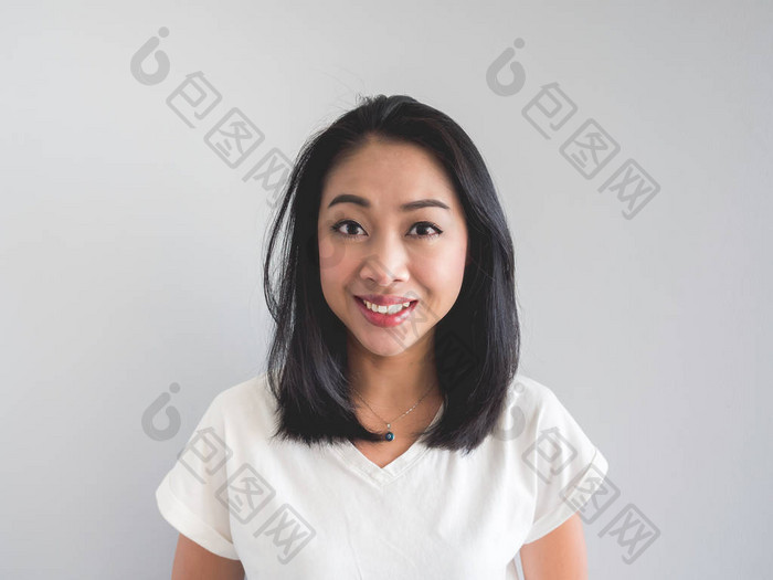 美丽的年轻亚洲妇女面孔画像被隔绝在白色背 包图企业站
