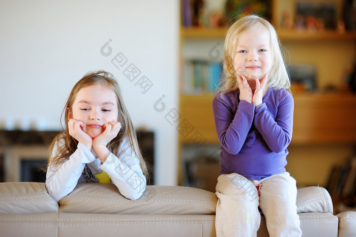 两个小姐妹很开心图片-包图网企业站