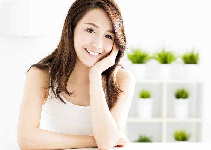微笑的年轻漂亮的亚洲女人脸的特写图片 包图网企业站