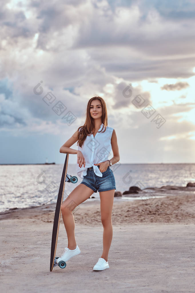 穿着短裤和白色衬衣的微笑美丽的黑发女孩的图片 包图网企业站